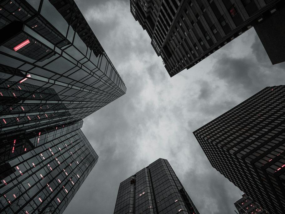 Architecture Patterns: From Monolith to Microservices - Paradigma